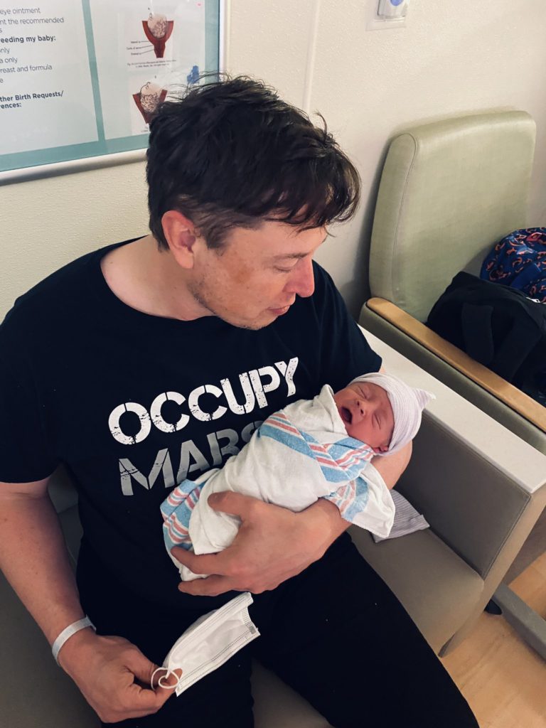 Elon Musk è diventato papà: primo figlio con la cantante Grimes Elon Musk è diventato papà: primo figlio con la cantante Grimes